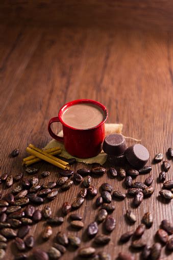 레드 컵 과 뜨거운 초콜릿 나무에 코코아 콩 순수한 초콜릿과 계피의 조각으로 둘러싸여 퓨터 컵 상단보기 0명에 대한 스톡 사진 및 기타 이미지 Istock