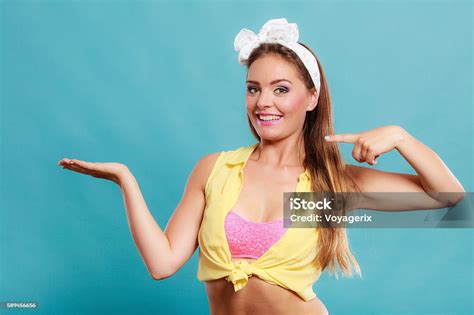 행복함 핀 바라요 여자아이 빈 손 복사를 위한 공간이 마련되어 있습니다 라틴 아메리카 히스패닉 민족에 대한 스톡 사진 및 기타