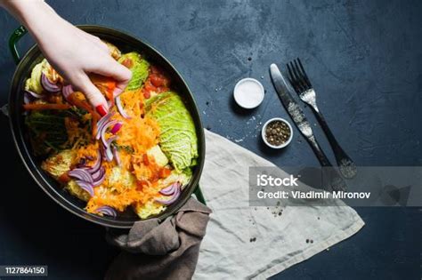 사 보이 양배추에 요리사 뿌리 양파 롤 고기와 야채와 박제 어두운 배경 평면도 농업에 대한 스톡 사진 및 기타 이미지 농업