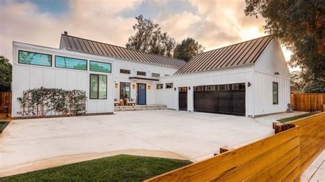 Modern Farmhouse Flip Or Flop Star Tarek El Moussa Sells His Own