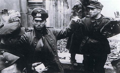 Советский офицер проверяет документы сдавшихся в плен немцев — военное фото