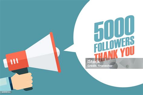 5000 명의 팔로워와 함께 메가 폰을 들고 있는 손 감사합니다 음성 거품 소셜 미디어 팔로워에 대한 스톡 벡터 아트 및 기타