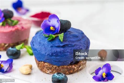 생 블루베리 Acai와 나비 완두콩 꽃 채식 케이크 신선한 딸기 민트 견과류 건강 한 채식 음식 개념 가루로 빻은에 대한 스톡 사진 및 기타 이미지 Istock