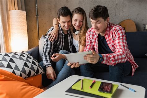 Szczęśliwi Młodzi Ludzie Używający Tabletu Uczniowie Uczący Się