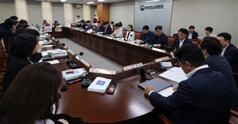 내년 최저임금에 노동계 1만2천600원 Vs 경영계 동결