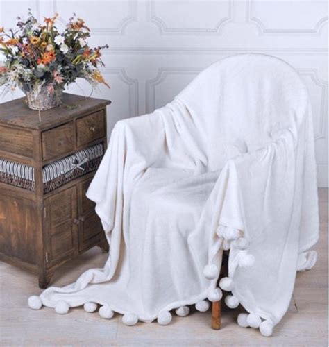 Плед с помпонами белый