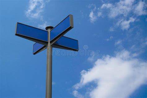 方向路标模型 空白的实箭头表单表可添加任何文本或符号 四个目的地盘 库存图片 图片 包括有 地点 指针 157387465