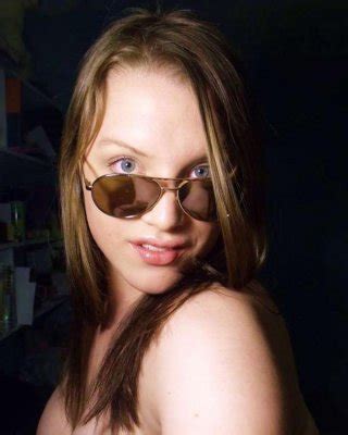 Naked Thick Chick Shows Off Her Naked Body Porn Pictures Xxx Photos Sex Images Pictoa