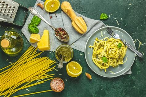 Prato Cinza De Macarrão Perciatelli Tradicional Italiano Com Molho