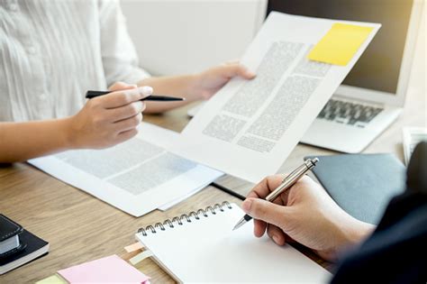 두 고 등 학생 캠퍼스 또는 교육 학교 개념 친구 들과 교실에 통합 학습 교사 책에서 시험 테스트에 대 한 공부 하는 데 도움이 친구와 급우 강사에 대한 스톡 사진 및 기타