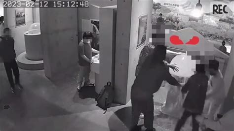 台南化石園區被破壞！男超嗨「搖爆水球」尷尬了轉頭帶孩落跑 生活 三立新聞網 Setncom