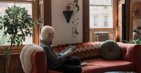 가정의 편안함 가족의 추억 감상적 인 개인적 성찰 거실 고령자 고요함 국내 현장 그림 기억하다 노년층 라이프스타일 노인 늙은 여성 도시 생활 도시