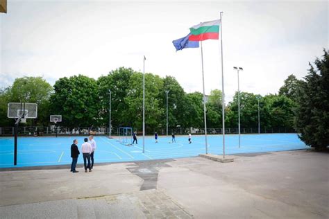 Кметът на Варна направи оглед на новото комбинирано игрище в двора на