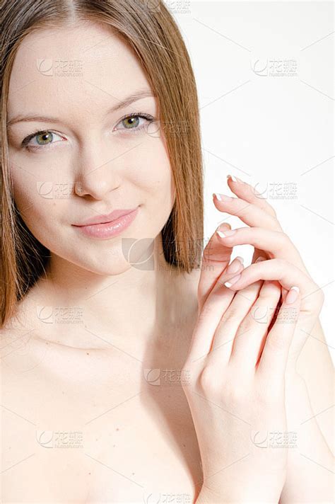 一个美丽女孩的脸的肖像。完美的皮肤。