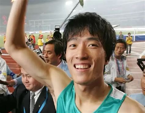 42岁刘翔近况大揭秘，靠终身合同吸金，长期在国外旅游远离喷子！