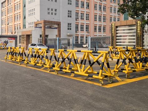 兴钏兴钏科技智能护栏ai潮汐智能道路护栏智能道路机器人智能交通拒马电动拒马移动拒马河北兴钏智能科技发展有限公司