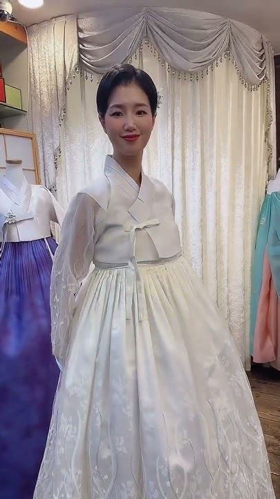 예비신부들에게 사랑받는 화이트톤 한복 🤍 고급 실크가 별빛 같이 빛나요 Shorts 한복 Hanbok 임영웅별빛같은나의