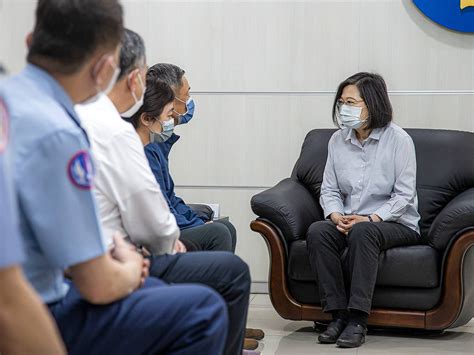 影／南下慰問殉職飛官家屬 蔡總統指示釐清事故原因 中廣新聞網 Line Today