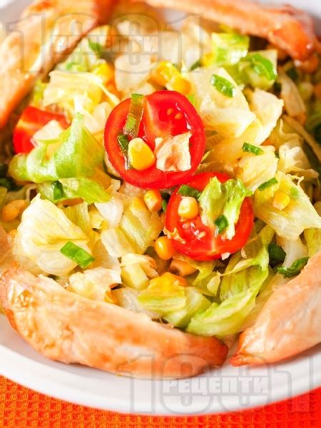 Зелена салата айсберг с пилешки бонфилета бон филе на тиган чери домати краставица пресен