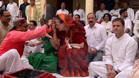 In Rae Bareli To File Nomination Sonia Gandhi Sticks To 52 Yr Old