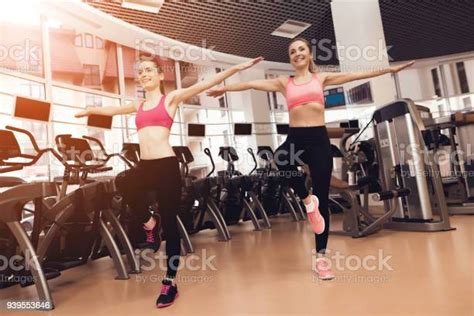 두 여자는 체육관에서 Aerobical 연습을 하 고입니다 그들은 행복 유행 및 적합을 본다 2명에 대한 스톡 사진 및 기타 이미지 Istock