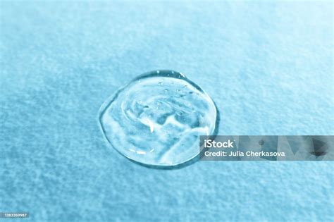 파란색 배경에 투명 한 색상 화장품 의 질감 컬러 베이스 상단 보기에 거품이있는 히알루론산 한 방울 0명에 대한 스톡 사진 및 기타 이미지 Istock