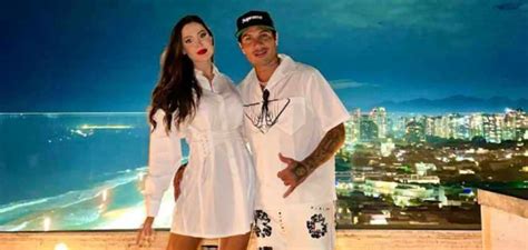 Paolo Guerrero se divierte en el Carnaval de Río al lado de Ana Paula