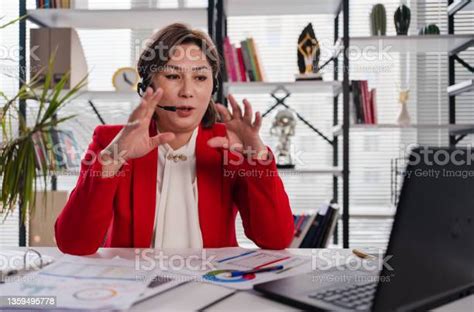 고객과 이야기하는 동안 헤드셋을 착용하고 미소 짓는 여성 말하기에 대한 스톡 사진 및 기타 이미지 말하기 모던 양식 비즈니스 Istock