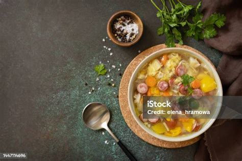 돌 탁자 위의 그릇에 소시지와 야채를 곁들인 전통적인 젤나카 양배추 수프 체코 요리 위에서 본 모습 공간을 복사합니다 0명에