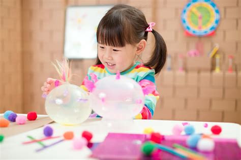 어린 소녀 만들기 공예 용 홈 스쿨링 4 5세에 대한 스톡 사진 및 기타 이미지 4 5세 개발 공예 Istock