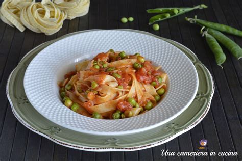 Tagliatelle Con Piselli E Pomodoro Una Cameriera In Cucina