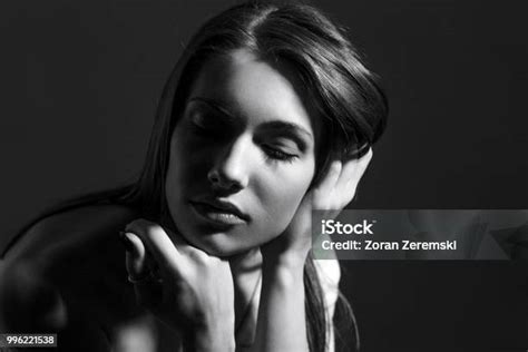 흑인과 백인 자연스럽 고 메이크업 없이 아름 다운 여자의 초상화 20 24세에 대한 스톡 사진 및 기타 이미지 20 24세 갈색 머리 검은색 Istock