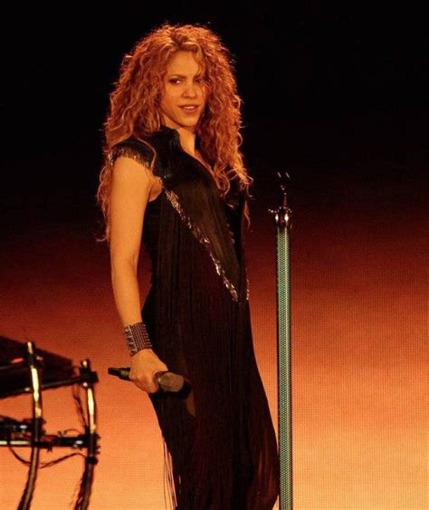 VIDEO Shakira causa polémica tras bailar sin ropa interior