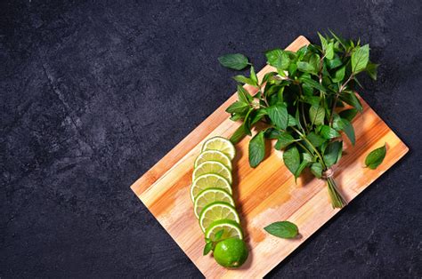 다크 스톤 테이블에 신선한 민트와 라임 텍스트의 공간 복사 0명에 대한 스톡 사진 및 기타 이미지 0명 감귤류 과일 개인 장식품 Istock