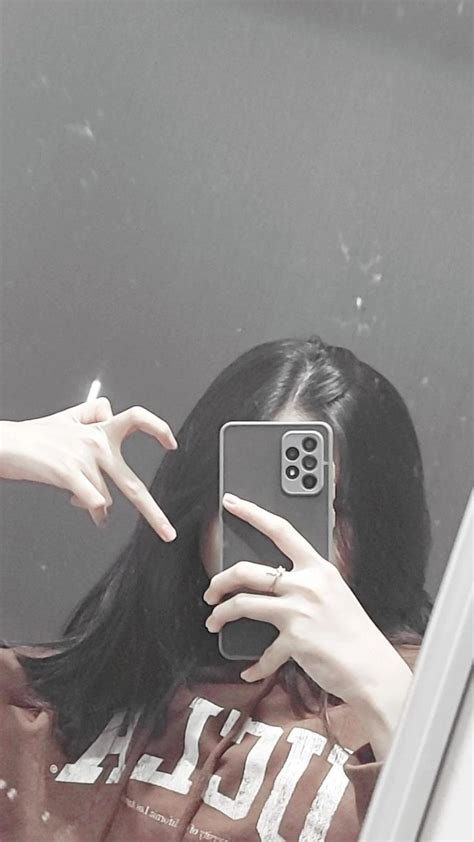 عکس دختر با گوشی برای پروفایل