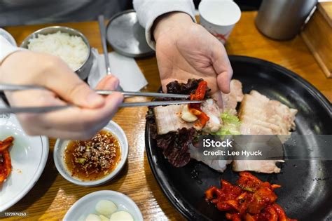 고기와 소금에 절인 새우를 젓가락으로 양상추에 넣어 보삼을 만듭니다 고급 요리에 대한 스톡 사진 및 기타 이미지 고급 요리