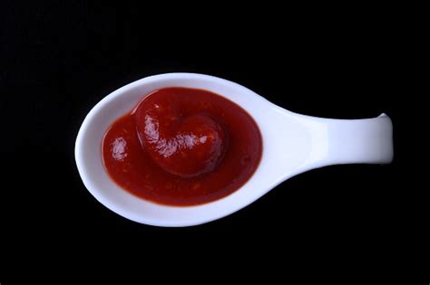 검은 배경에 고립 된 케첩 또는 토마토 소스의 흰색 도자기 그릇 0명에 대한 스톡 사진 및 기타 이미지 0명 건강한 식생활