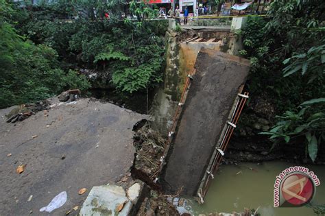 Jembatan Putus Akibat Banjir ANTARA News