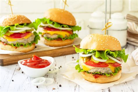 Burger Lezat Sandwich Hamburger Dengan Potongan Daging Keju Bacon Dan