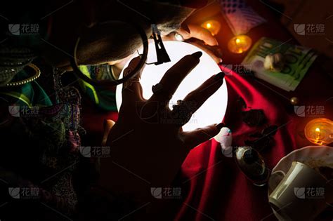 吉卜赛女人算命师把手放在水晶球上