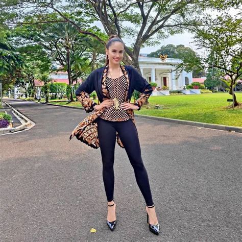 Diangkat Jadi Komisaris Ini 7 Potret Cinta Laura Dengan Busana Formal