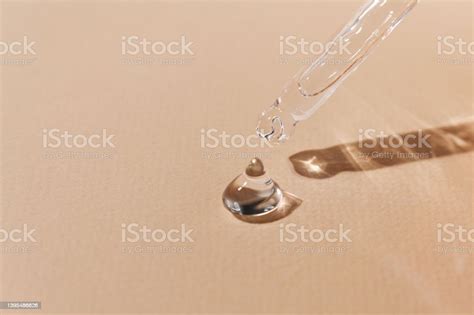 유리 피펫이있는 오렌지색 배경에 히알루 론산의 투명한 방울 바디 모이스처 라이저 클로즈업 탑 뷰 0명에 대한 스톡 사진 및 기타