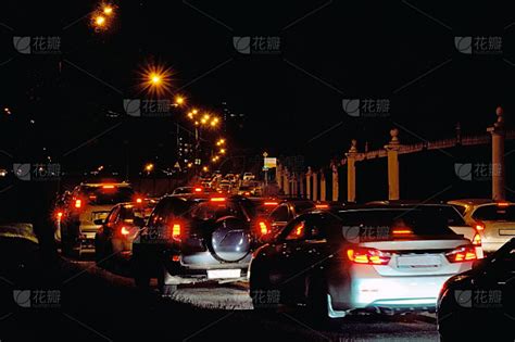 城市街道上的夜间交通堵塞
