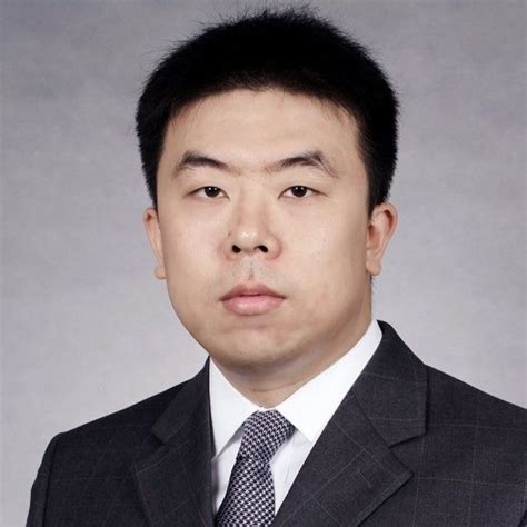 Contextual Optimization Under Covariate Shift A Robust Approach By