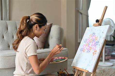 집에서 캔버스에 그림을 그리는 아시아 여성 예술가 뒤에서 본 여성 화가 취미와 여가 개념 가정 생활에 대한 스톡 사진 및 기타 이미지 Istock
