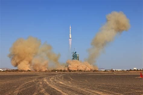 神舟十七號︱與中國太空站成功交會對接 太空人進駐天和核心艙 星島日報