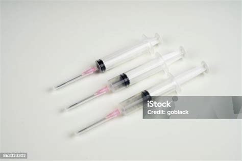 인슐린 그리고 큰 주사기 흰색 배경입니다 건강관리와 의술에 대한 스톡 사진 및 기타 이미지 건강관리와 의술 공포증 당뇨병