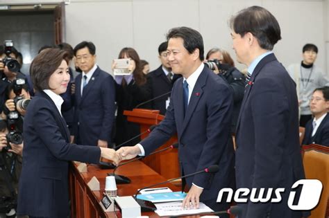 박지원 “나경원 첫 질문 한 방 없어 팀플레이 안 되는 모양새”