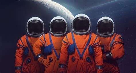 우주 비행사와 달은 깊고 밝은 우주에서 표면을 떠다닙니다 달 위성을 타고 지구 행성에서 미래 우주 임무 우주 비행사 승무원 공상 과학 공간 콜라주 이 이미지의 요소는