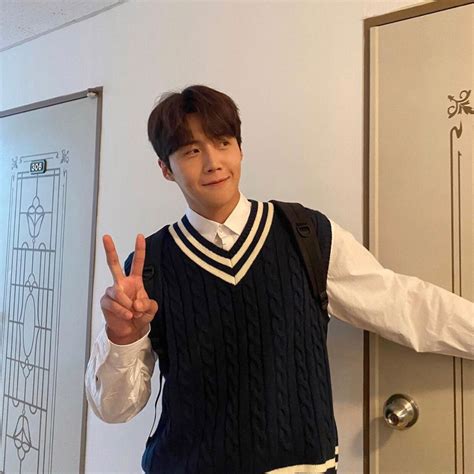 Kim Seon Ho Lee Jong Suk Seon Gorgeous Men Korean Actors Actors Actresses Abs Husband